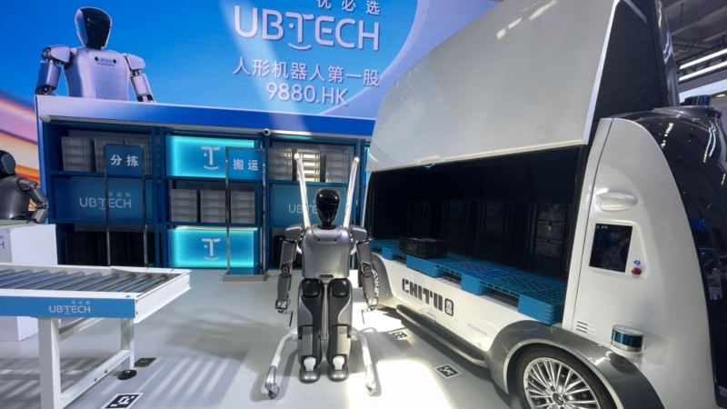 Mandroids: New Range of Realistic Human Robots on Show at Beijing Expo ...