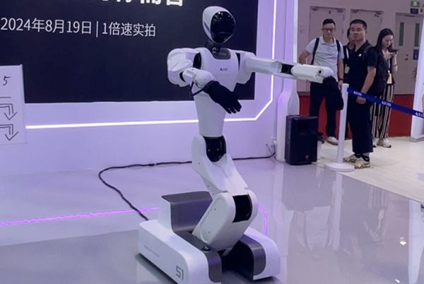 Mandroids: New Range of Realistic Human Robots on Show at Beijing Expo ...